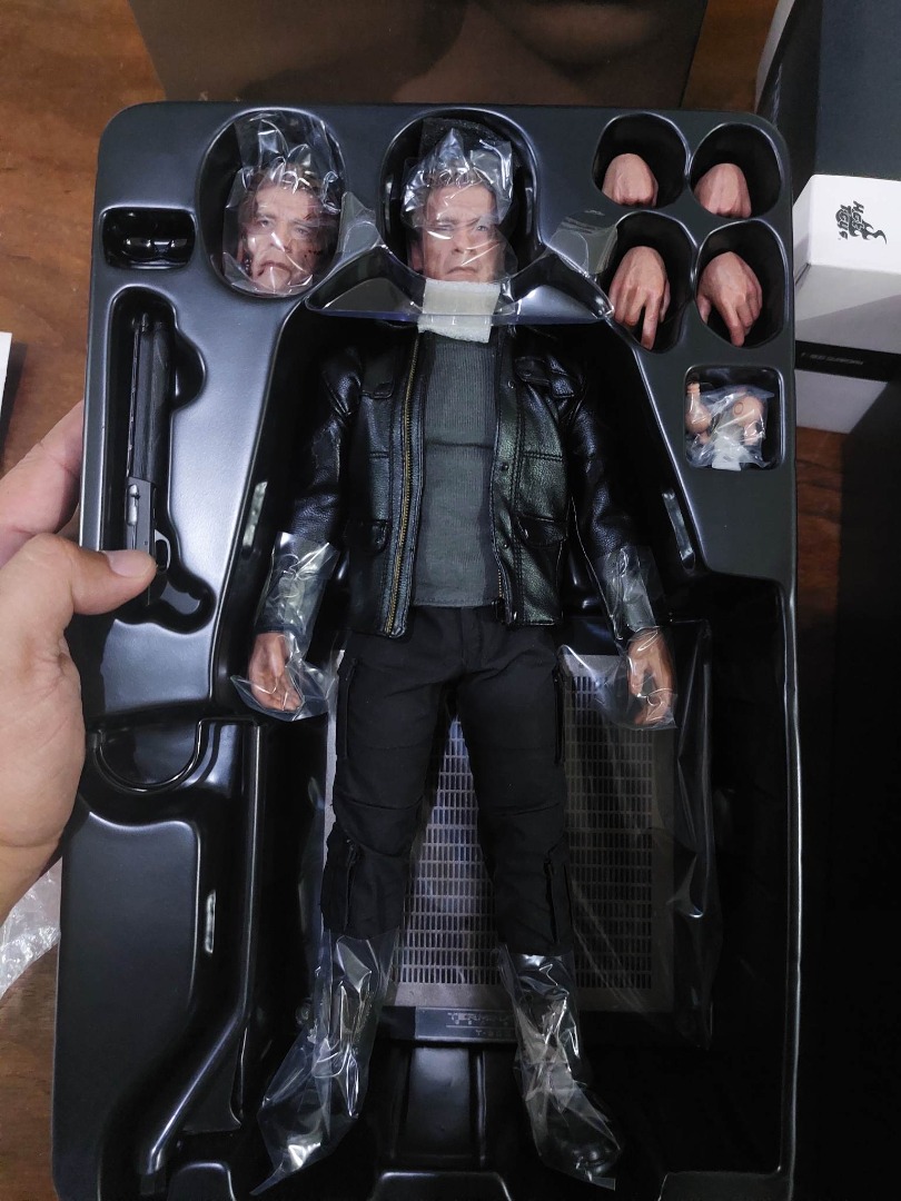 hot toys terminator t800 guardian genisys, Hobbies & Toys, Toys & Games ...