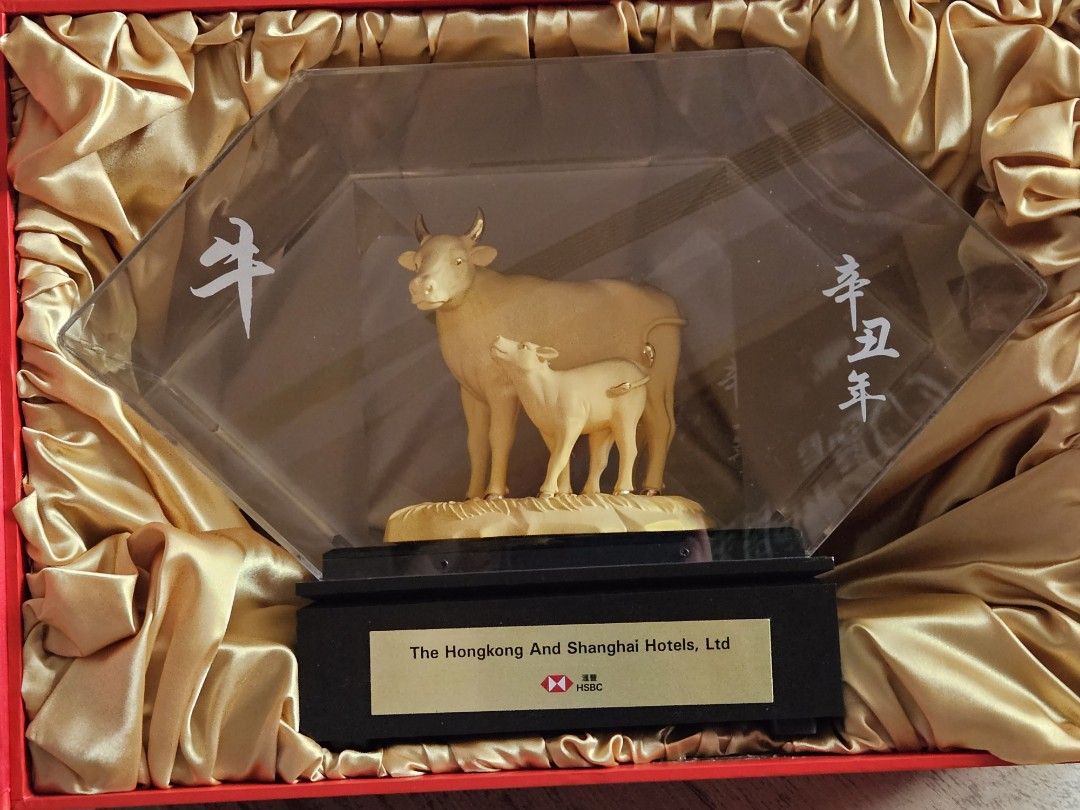HSBC commemorative Year of the Cow gold stand, 興趣及遊戲, 收藏品及紀念品, 明星周邊 ...