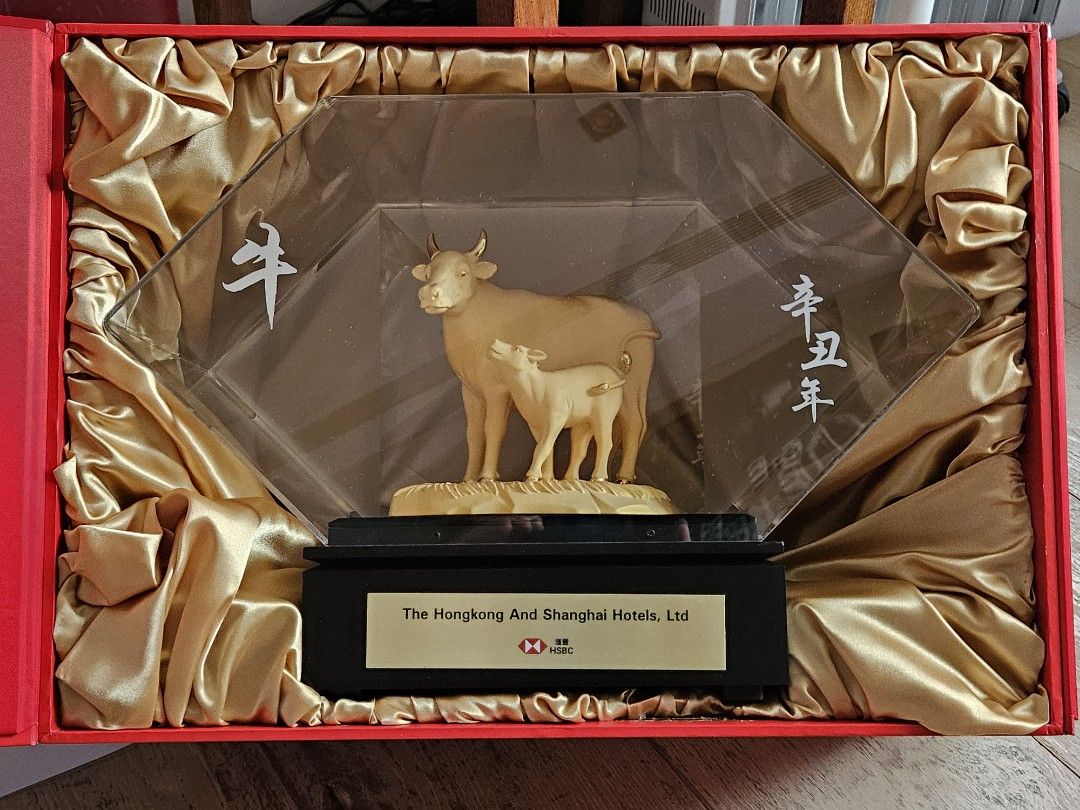 HSBC commemorative Year of the Cow gold stand, 興趣及遊戲, 收藏品及紀念品, 明星周邊 ...