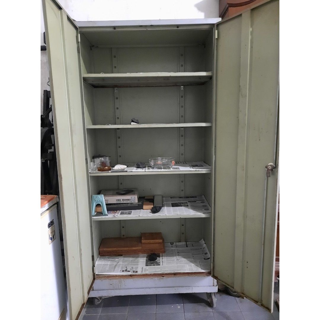 Lemari Besi 2 pintu 5 rak, Perabotan Rumah di Carousell