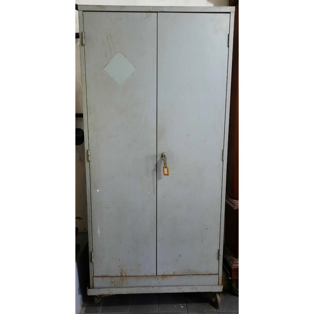 Lemari Besi 2 pintu 5 rak, Perabotan Rumah di Carousell