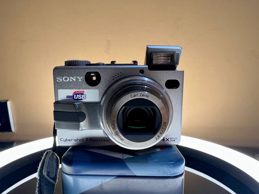 (RARE) SONY DSC-V1, Photography, Cameras on Carousell