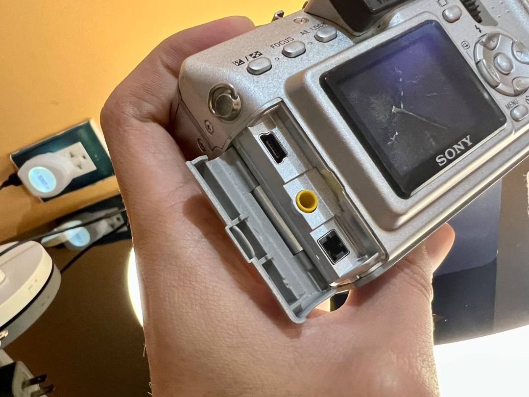 (RARE) SONY DSC-V1, Photography, Cameras on Carousell