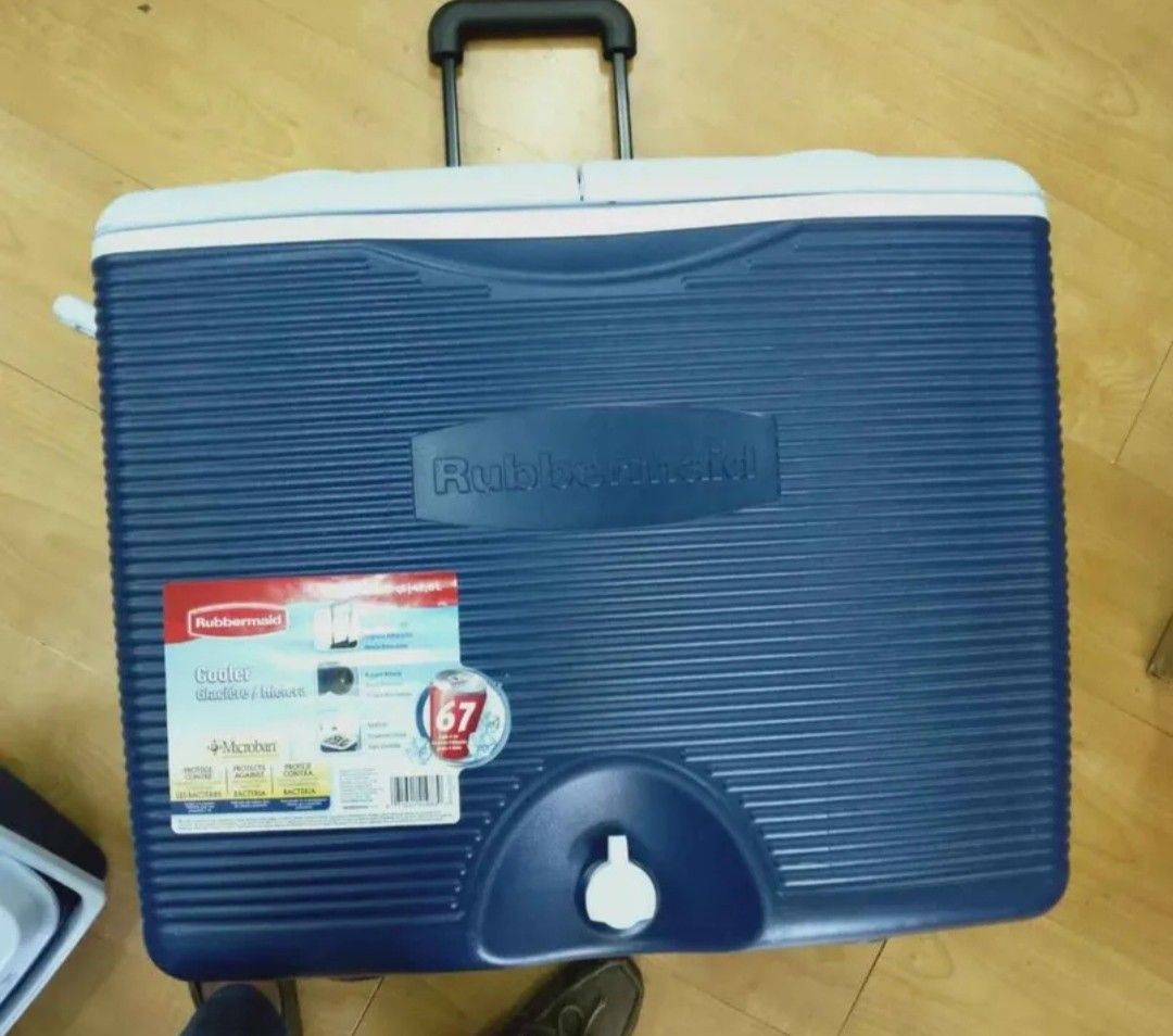 RUBBERMAID 45qt WHEELED ICE CHEST COOLER 42.6L on Carousell