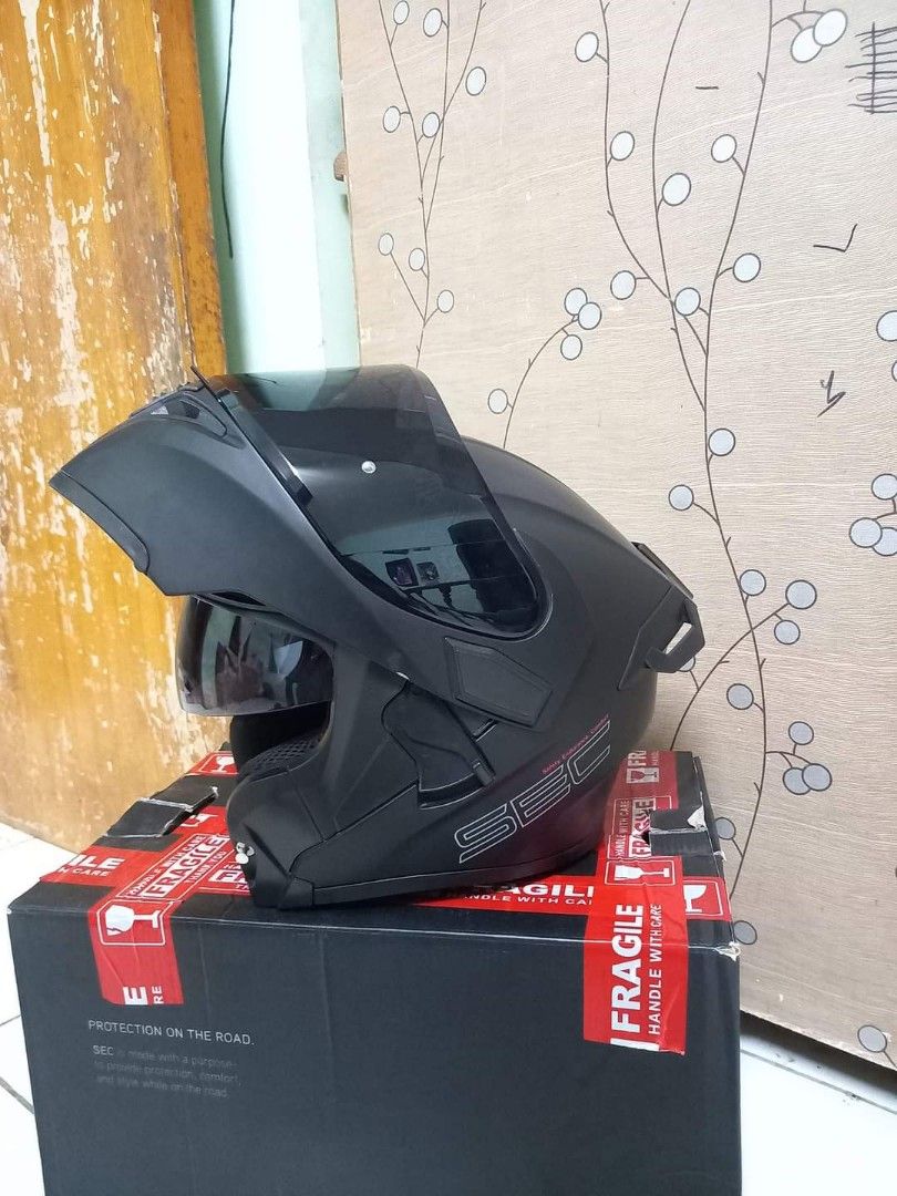 SEC HELMET WHIRLWIND MODULAR DUAL VISOR, Motorbikes, Motorbike Parts ...