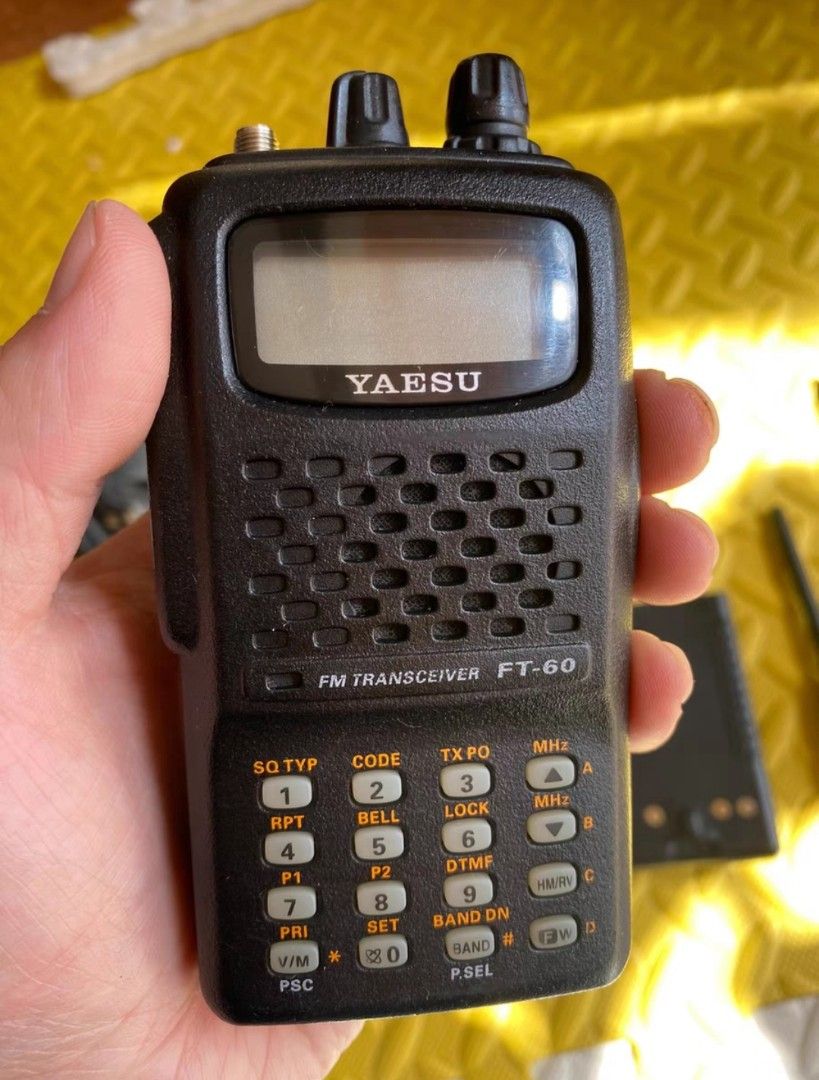 Yaesu FT-60R VHF/UHF Walkie-talkie 144/430 MHz 5-Watt FM Hand-held (108-520MHz / 700-999.99MHz ...