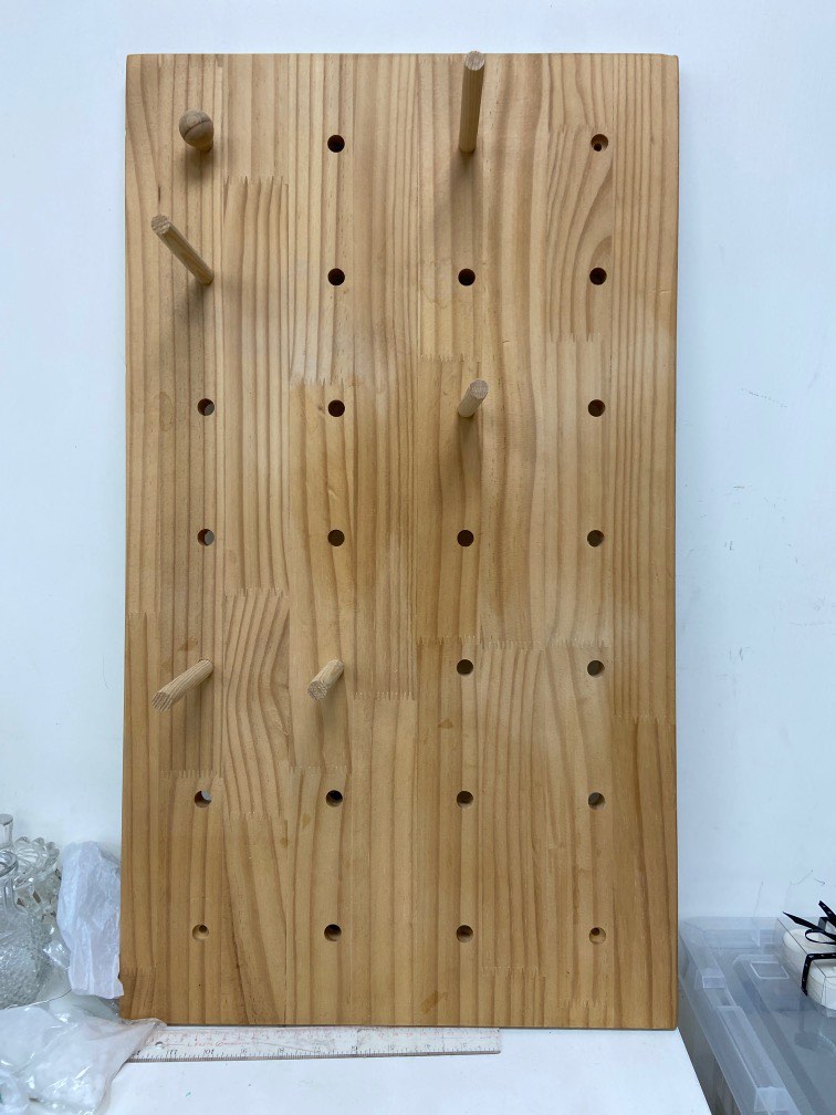 洞洞板 木板 附圖6支木條 長70 闊40, 傢俬＆家居, 傢俬, 其他家居傢俬 - Carousell