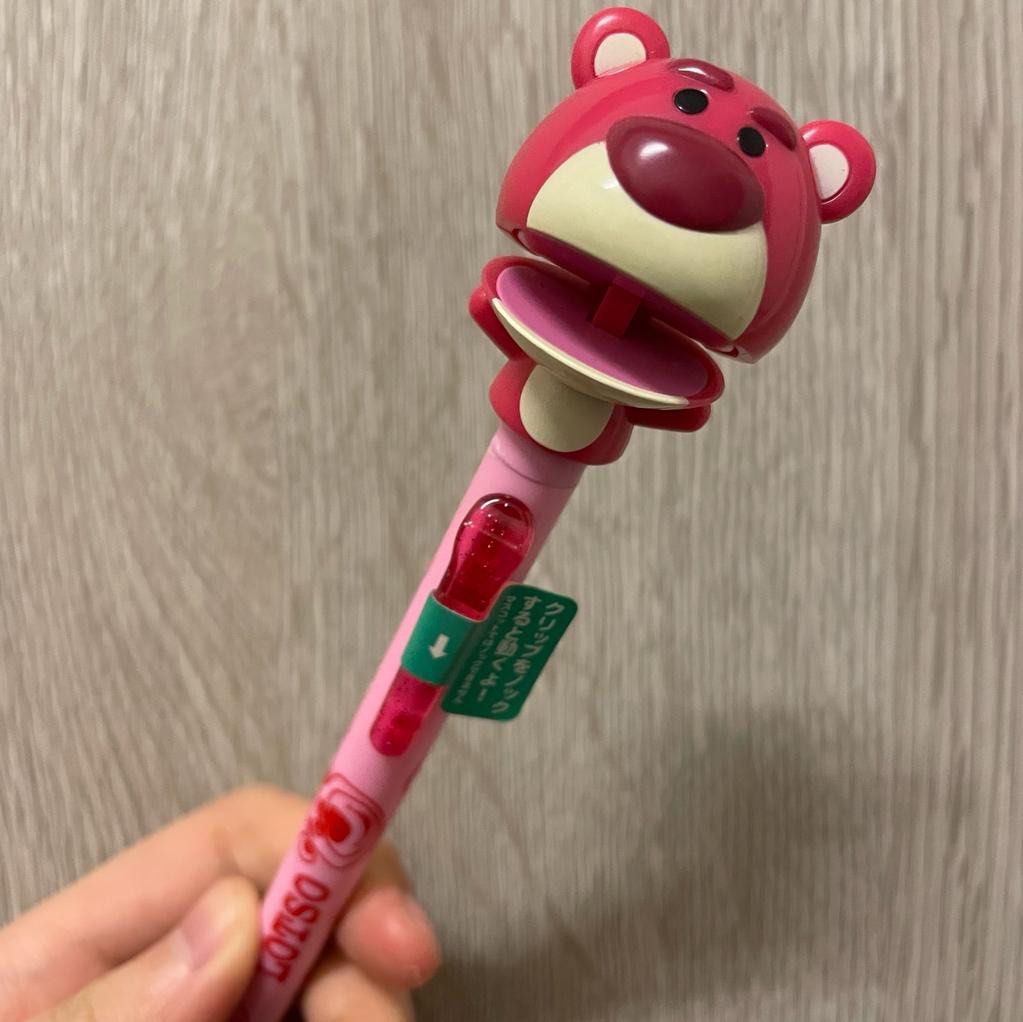 [日本進口]迪士尼勞蘇 絕版黑色原子筆 Disney Lotso Pen, 興趣及遊戲, 手作＆自家設計, 文具 - Carousell