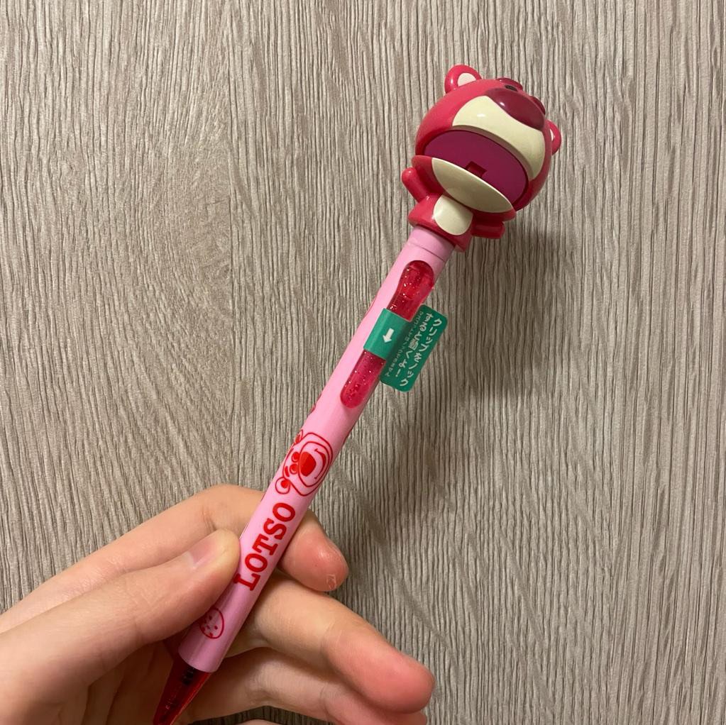 [日本進口]迪士尼勞蘇 絕版黑色原子筆 Disney Lotso Pen, 興趣及遊戲, 手作＆自家設計, 文具 - Carousell