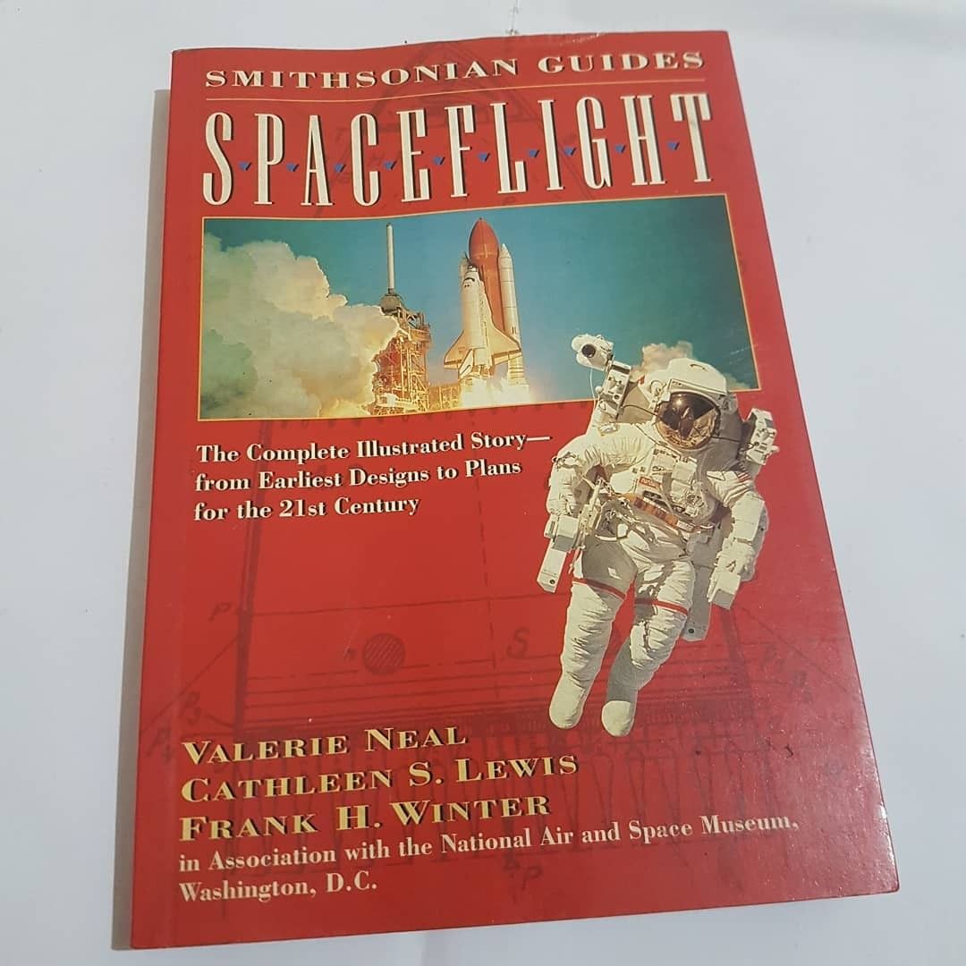 Buku antariksa astronot Smithsonian Guides Spaceflight, Buku & Alat ...