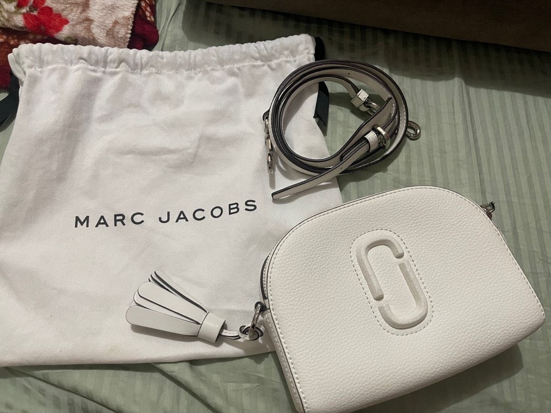Marc Jacobs Shutter Crossbag, Luxury, Bags & Wallets on Carousell