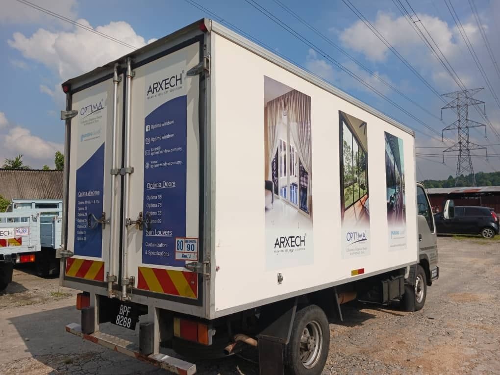 Commercial lorry Isuzu with 12 feet Luton Box Kotak Luton well use well ...