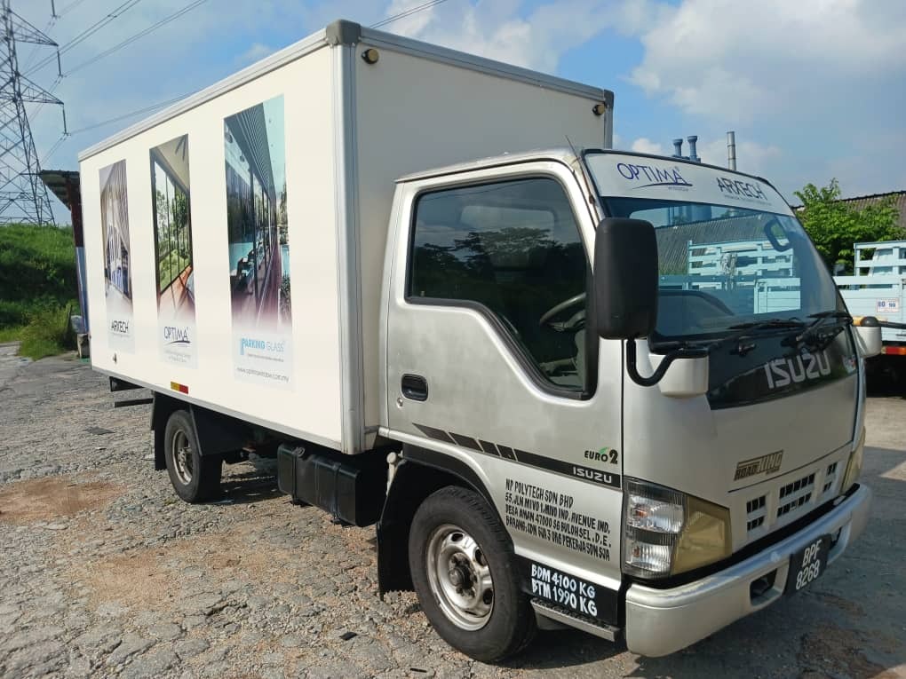 Commercial lorry Isuzu with 12 feet Luton Box Kotak Luton well use well ...