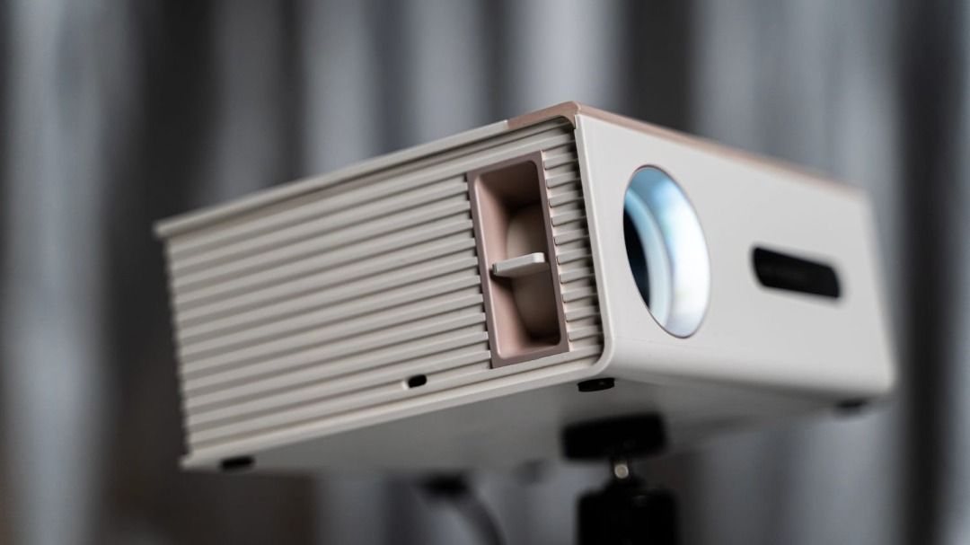 【順豐站/櫃免運】現貨 原裝行貨 Graywolf BeamLight BL01 輕便型 LED 智能高清投影機, 家庭電器, 電視 & 其他娛樂, 投影機 - Carousell