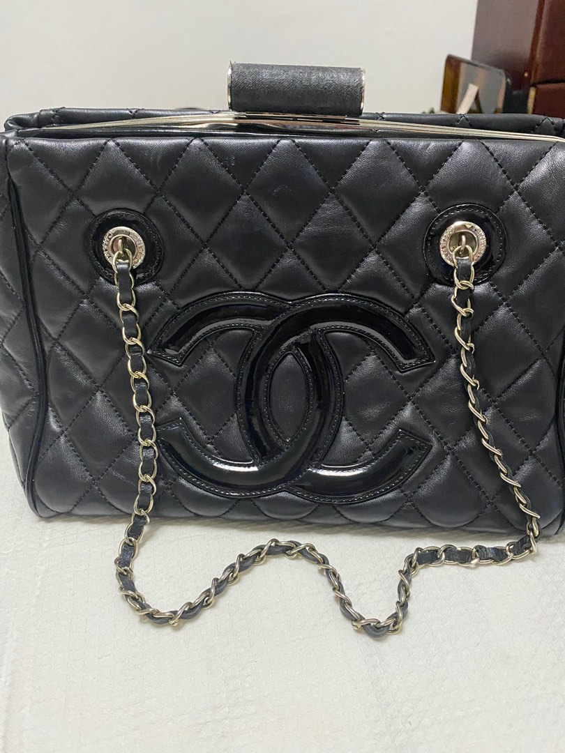 Channel chain bag on Carousell
