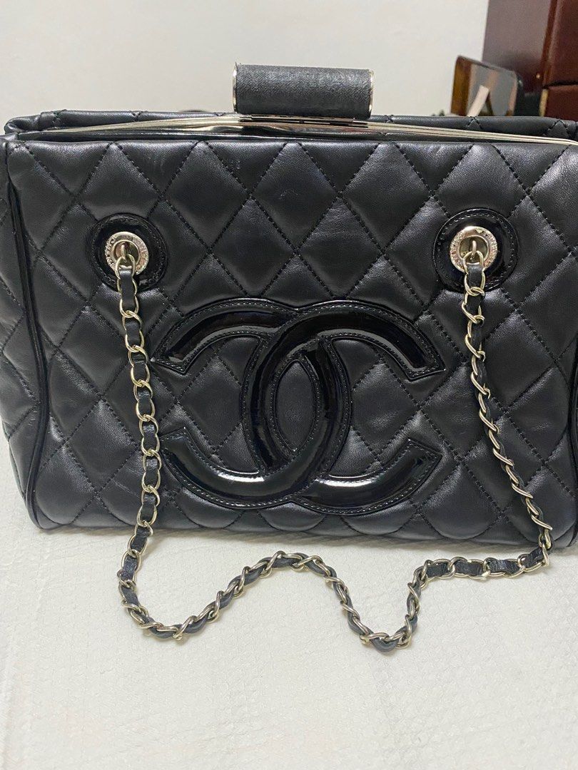 Channel chain bag on Carousell
