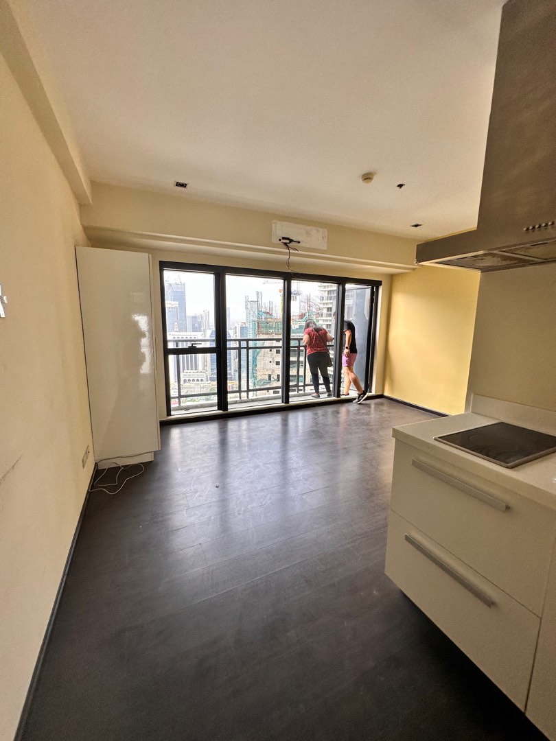 Foreclosed Condominium Unit in Knightsbridge Makati, Property, For Sale ...