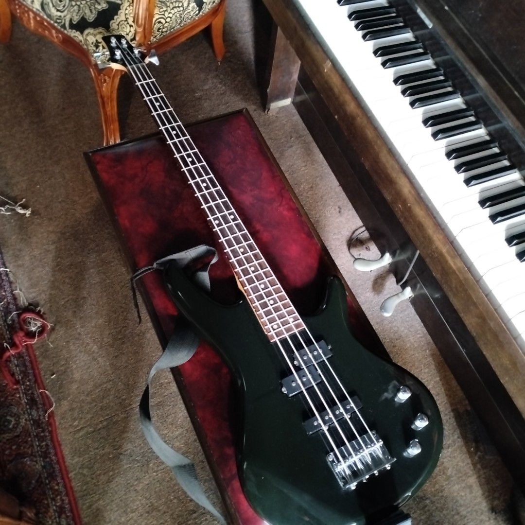 Ibanez Bas guitar, Hobbies & Toys, Music & Media, Musical Instruments ...