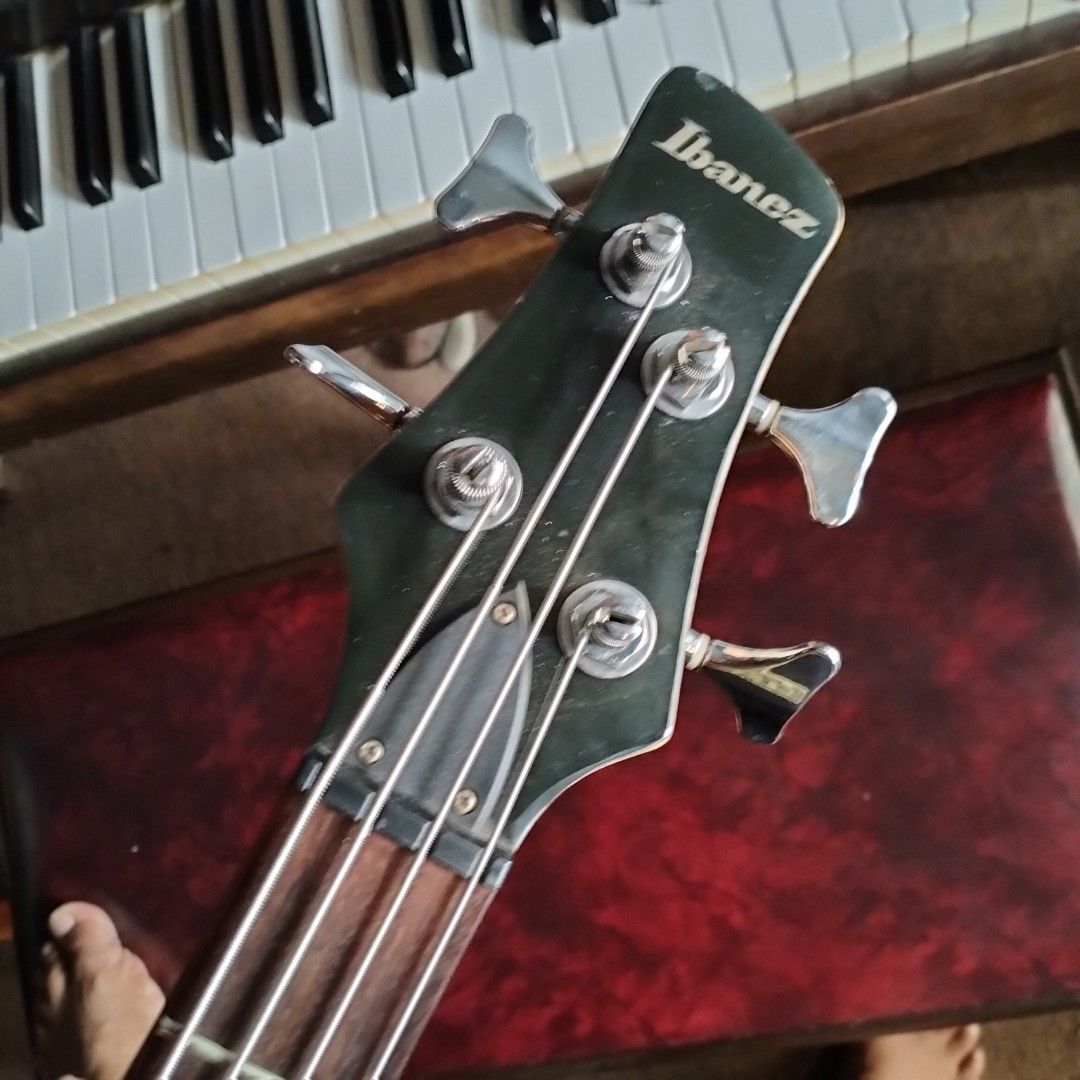 Ibanez Bas guitar, Hobbies & Toys, Music & Media, Musical Instruments ...