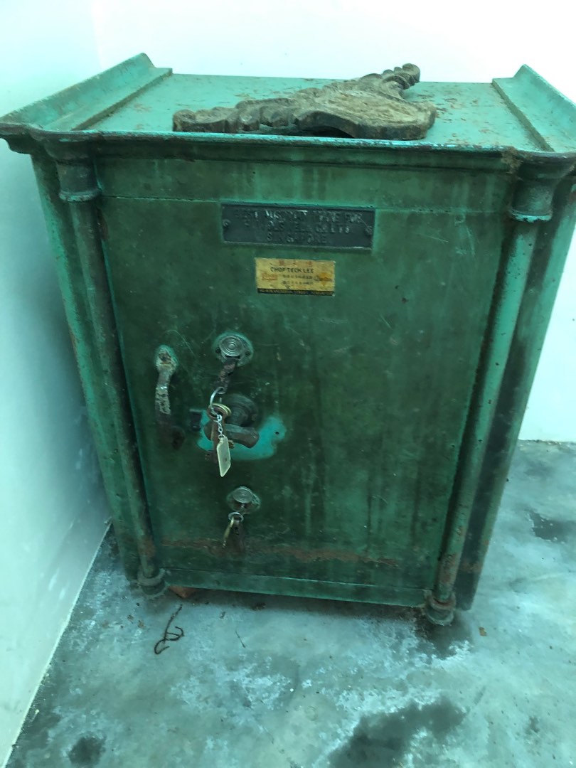 Old vintage safe, Hobbies & Toys, Memorabilia & Collectibles, Vintage ...