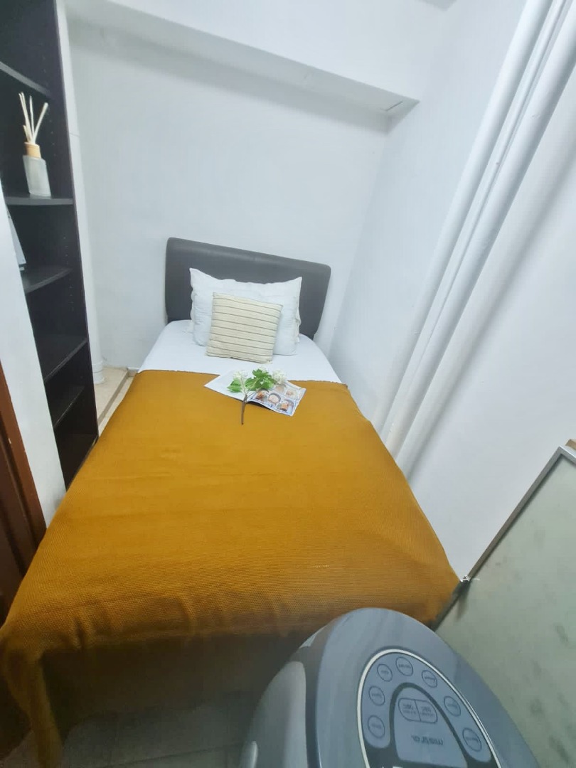 Amazingly Located Budget Pocket Room, Near Alexandra Road and Tiong ...
