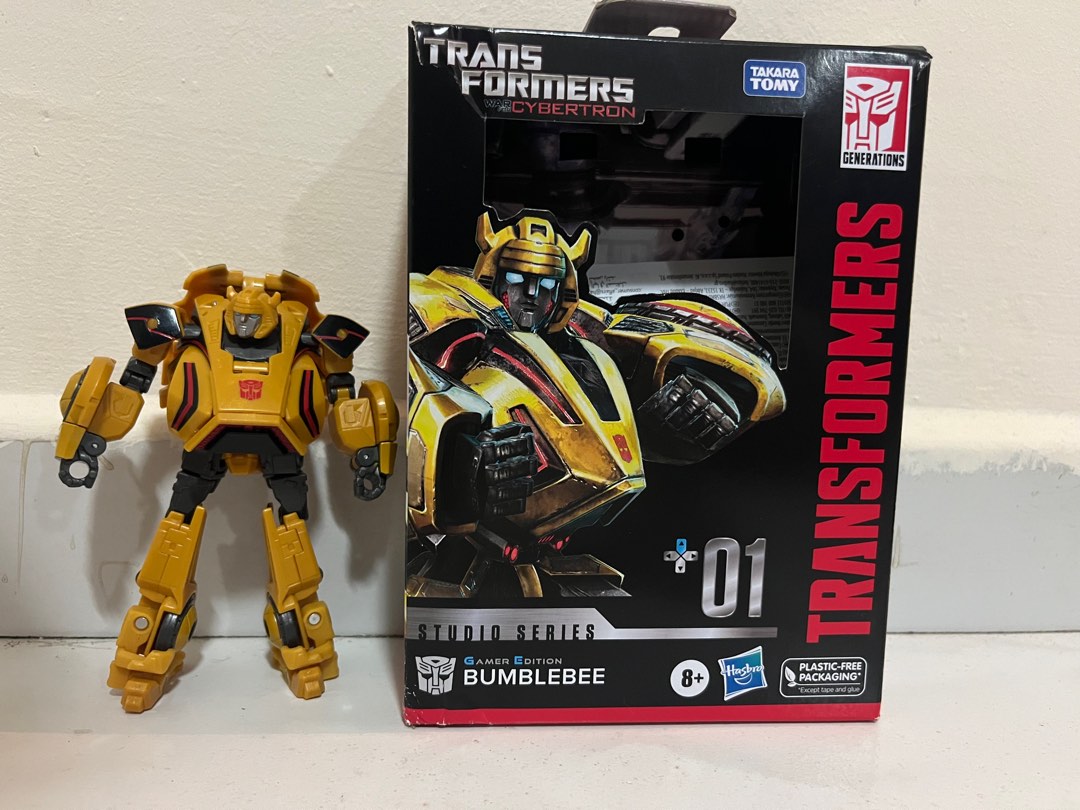 Back in Box Transformers studio series War for cybertron Bumblebee ...