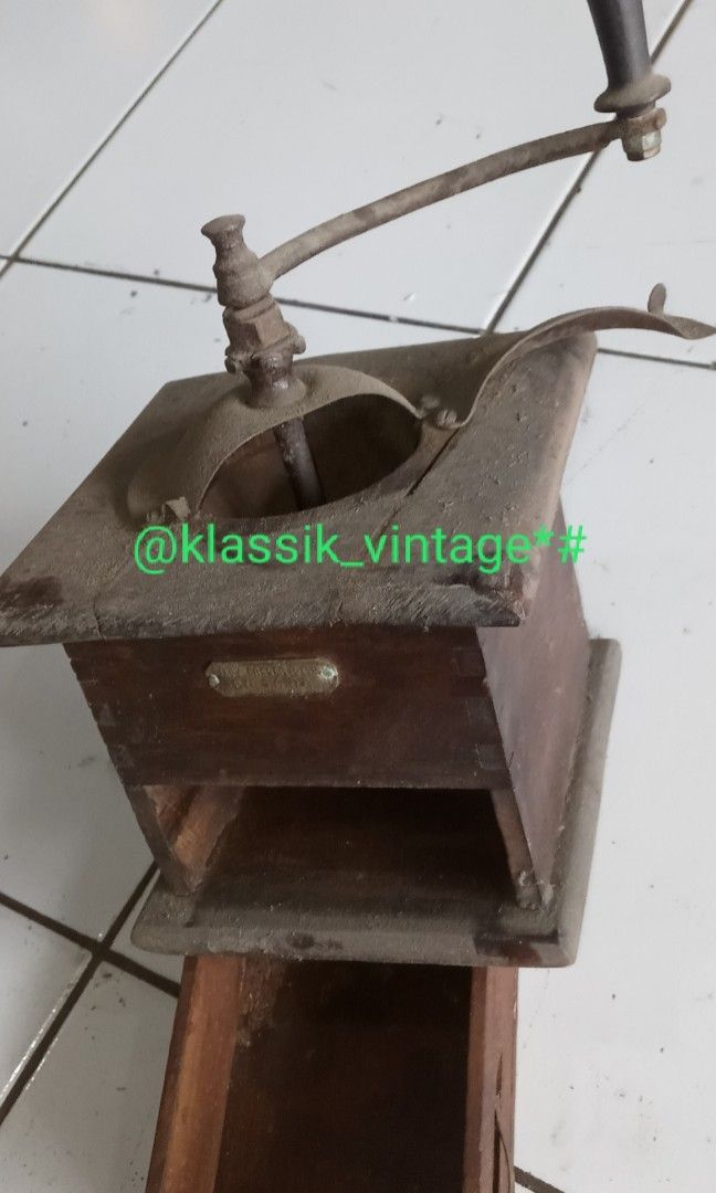 Gilingan kopi jadul bahan kayu, Antik, Pajangan di Carousell