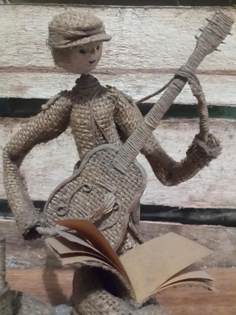 Satu-Satunya Patung Boneka Unik Pemetik Gitar, Perabotan Rumah di Carousell