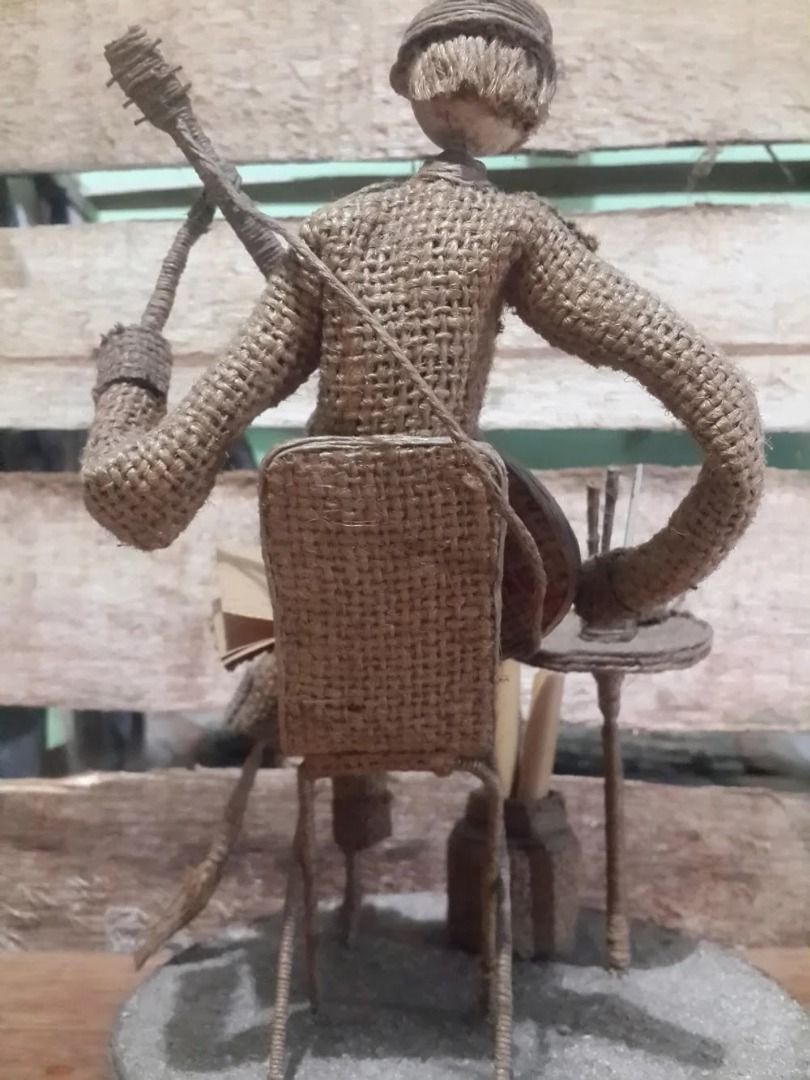 Satu-Satunya Patung Boneka Unik Pemetik Gitar, Perabotan Rumah di Carousell