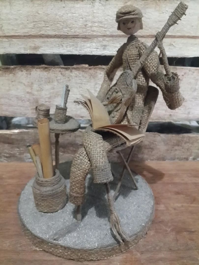Satu-Satunya Patung Boneka Unik Pemetik Gitar, Perabotan Rumah di Carousell
