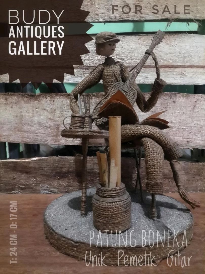 Satu-Satunya Patung Boneka Unik Pemetik Gitar, Perabotan Rumah di Carousell