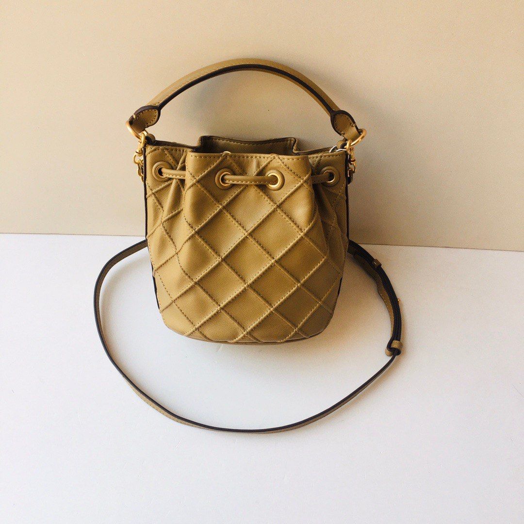 Tory Burch Soft Fleming Bucket Bag Small Pebblestone, Women's Fashion ...