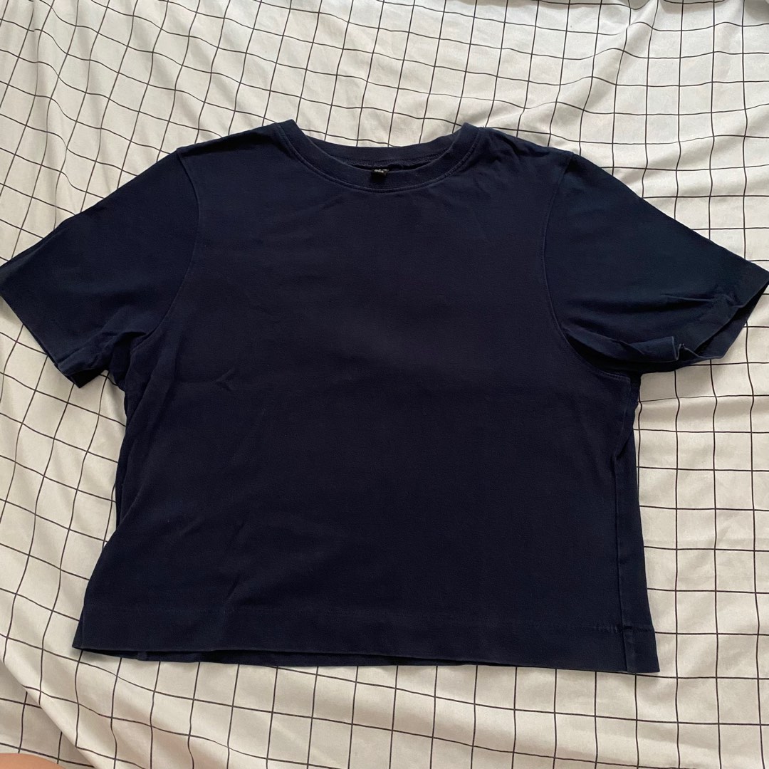 Uniqlo basic crop top on Carousell
