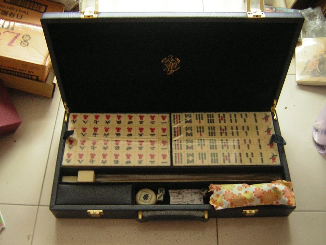 約翰走路 Johnnie Walker 麻將組~象牙白微偏黃色~牌尺寸34mm全新未拆膠膜, 書籍、休閒與玩具, 玩具、公仔、桌遊在旋轉拍賣