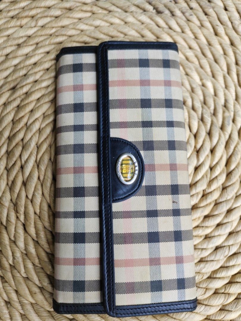 AUTHENTIC DAKS LONDON TRIFOLD WALLET on Carousell