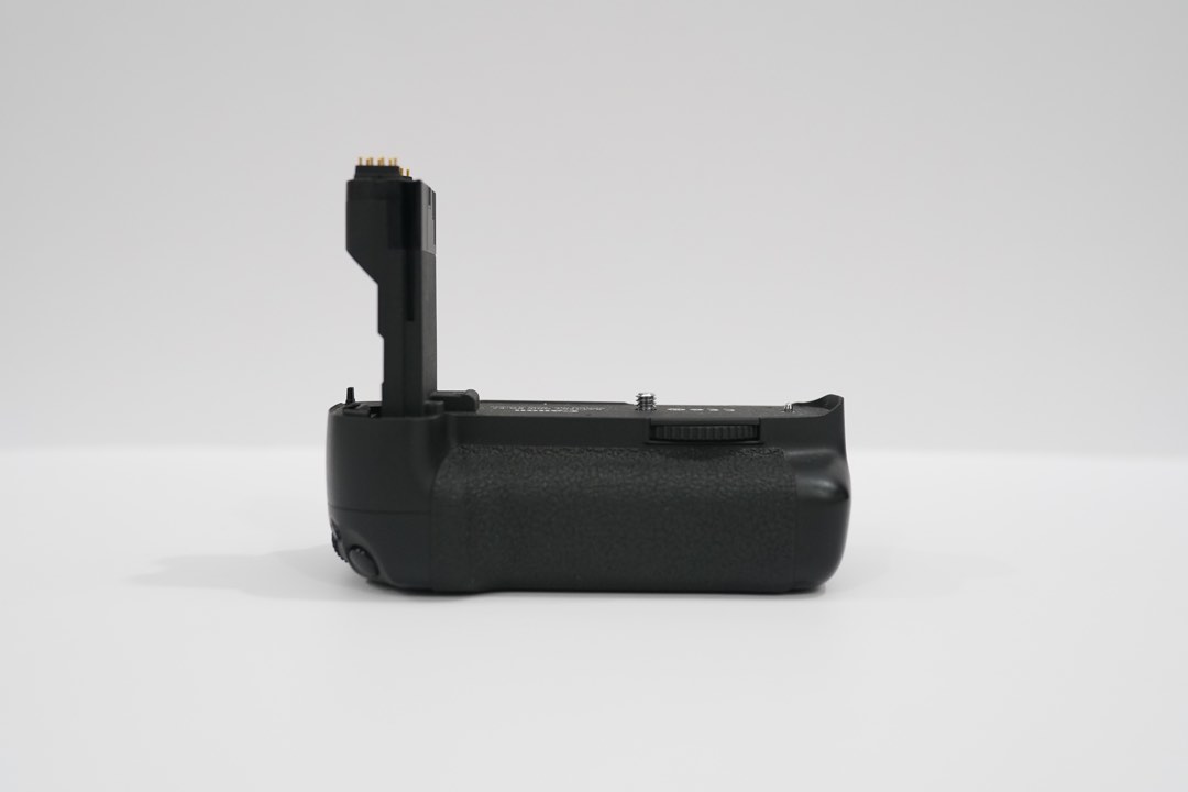 Canon BG-E7 Battery Grip for 7D, Photography, Cameras on Carousell