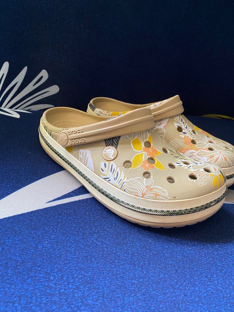 Crocs, Women's Fashion, Footwear, Sandals on Carousell