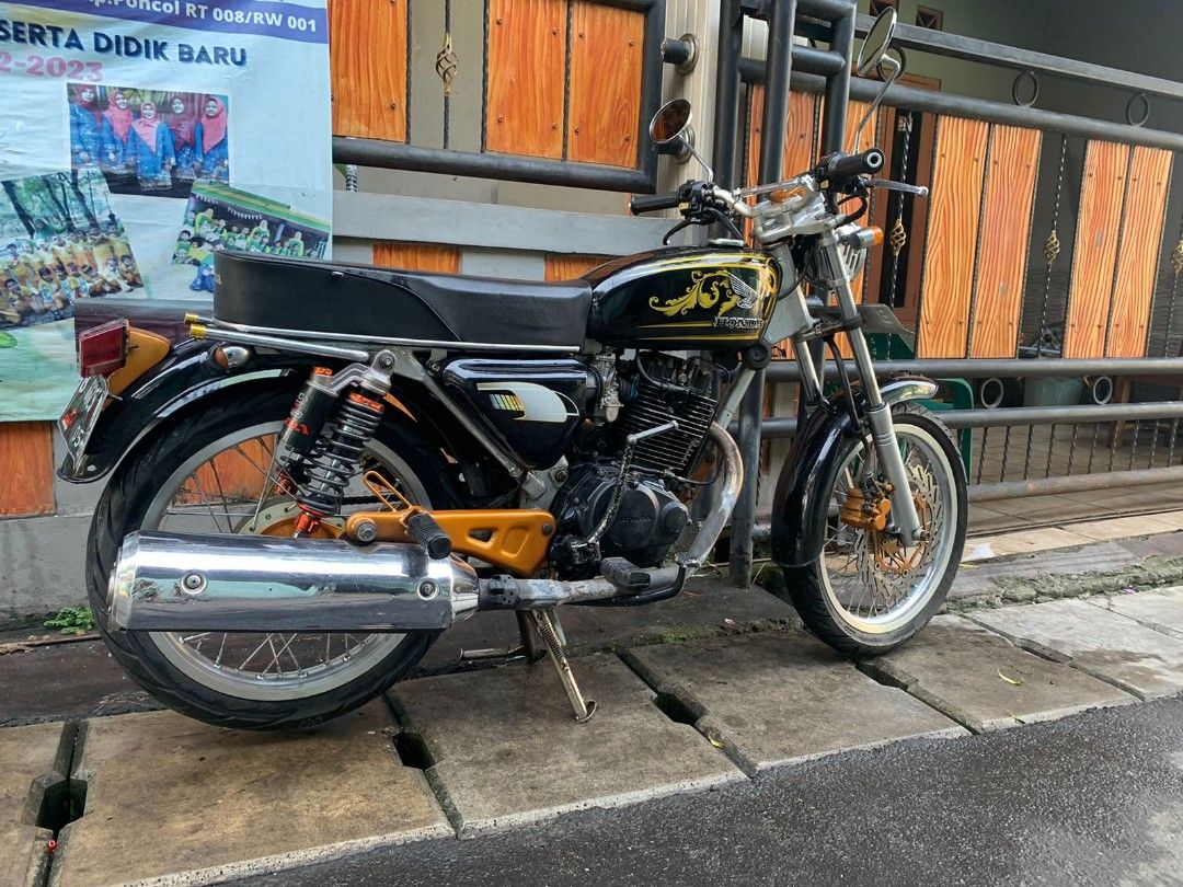 Motor CB 100, Motor di Carousell
