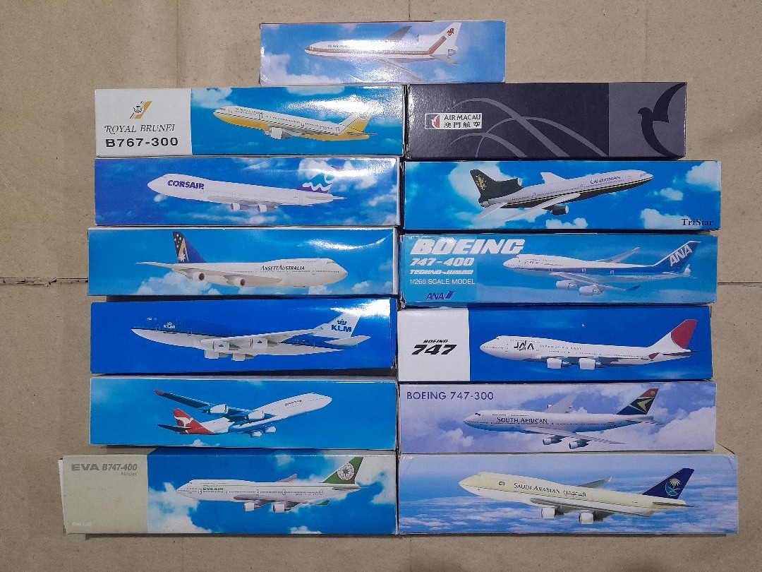 PLASTIC "SNAP-TOGETHER"AIRLINER MODEL PLANES DISPLAY Lot of 13 ...