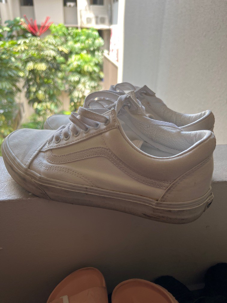 vans classic white, Men's Fashion, Footwear, Sneakers on Carousell