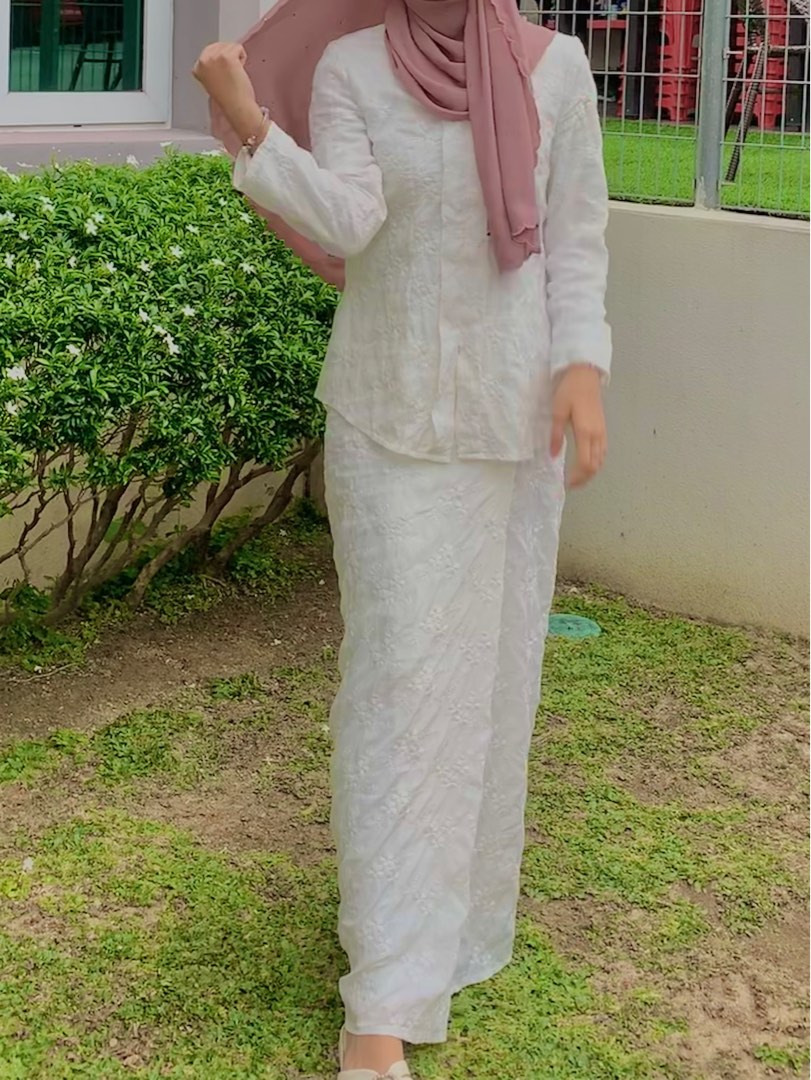 White Kebaya Aranorissa, Women's Fashion, Muslimah Fashion, Baju Kurung ...