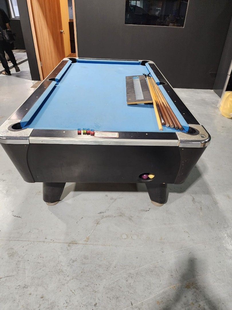 GIVING AWAY POOL TABLE, Everything Else on Carousell