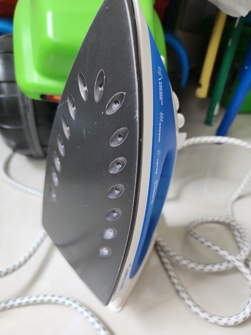 Iron tefal. Purple($8) steam button spoil but still very new. The rest ...