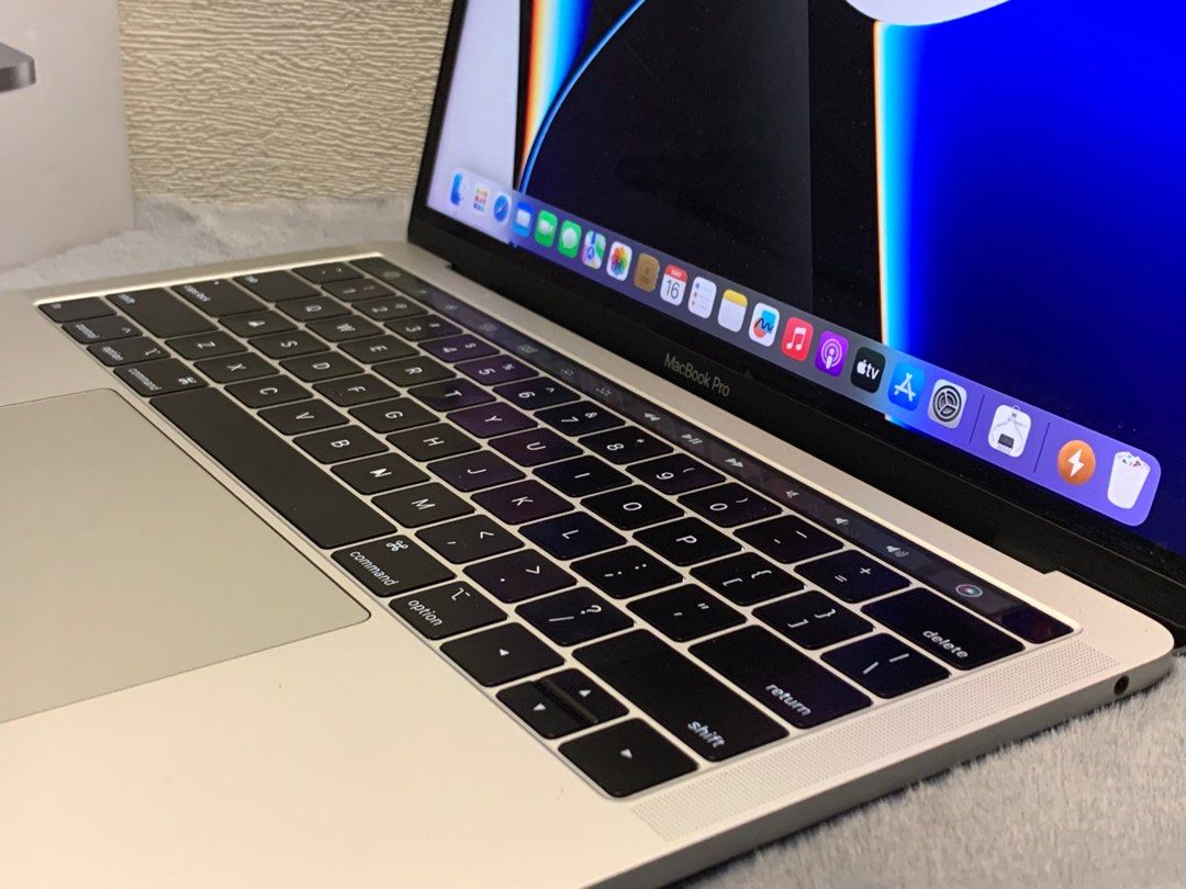 MacBook Pro touchbar 2019 8/128 13-inch Complete package with box same ...