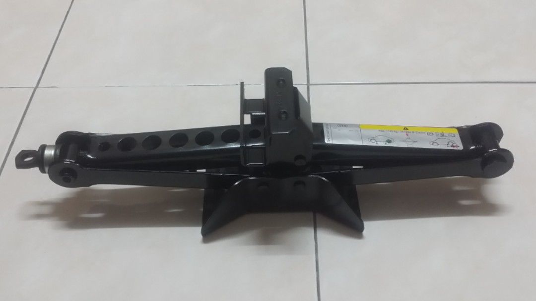 Original Audi Q3 jack, Auto Accessories on Carousell