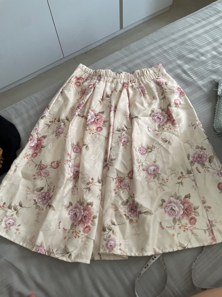 Preloved rok bunga Floral Flare Skirtwhite cream, Fesyen Wanita ...