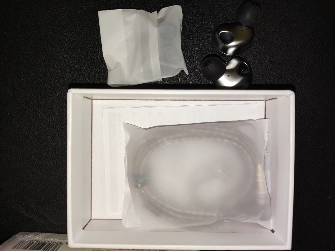 CCA CXS 耳道式 耳機 10mm動圈單元 金屬腔體 半開放式設計, 耳機及錄音音訊設備, 耳機在旋轉拍賣