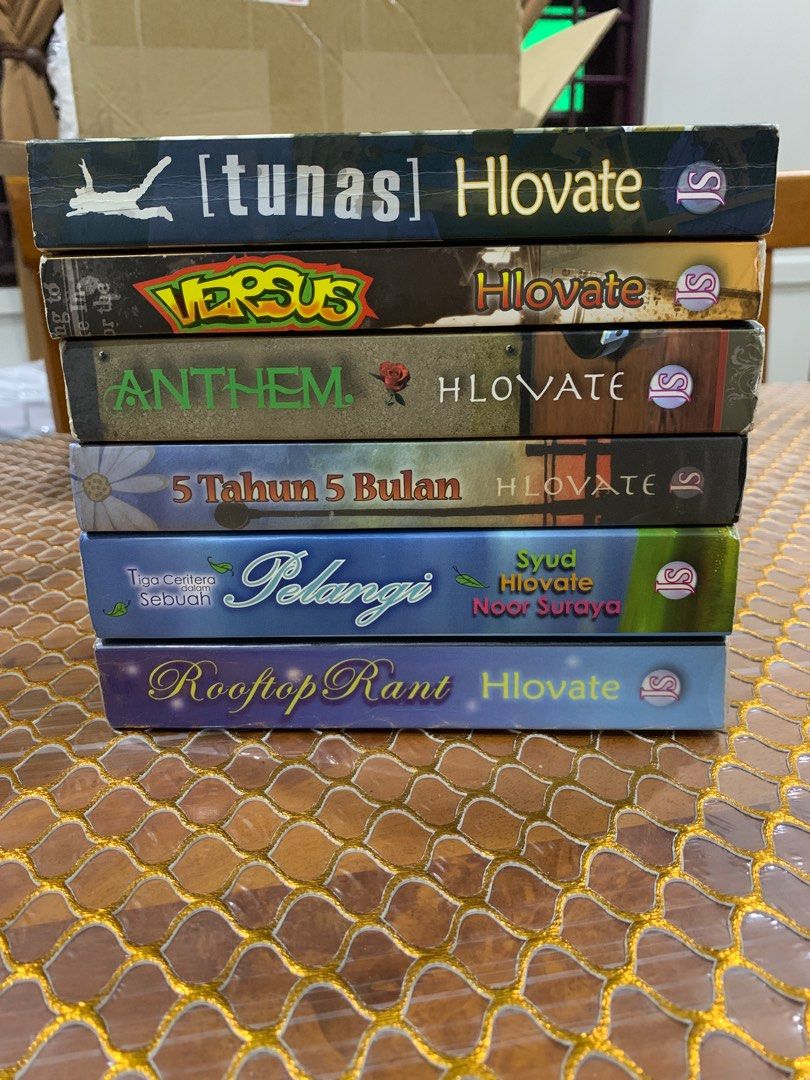 Novel Hlovate Tunas / Versus / Anthem / 5 Tahun 5 Bulan / Pelangi ...