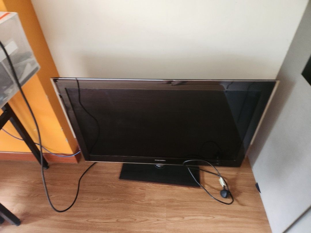 Old 40inch samsung TV, TV & Home Appliances, TV & Entertainment, TV on ...