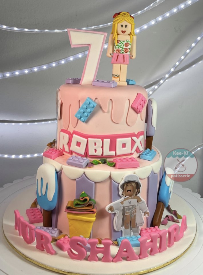 Customised Fondant Cake (Roblox Girl), Food & Drinks, Homemade Bakes on ...